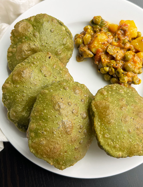 Palak Puri Recipe - with Spinach, Coriander Leaves and Peanuts