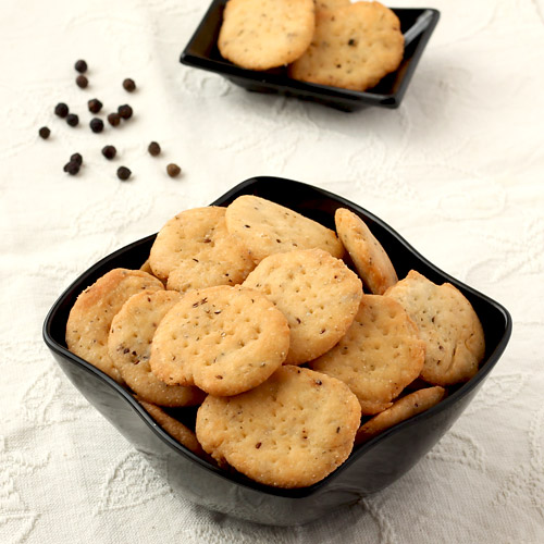 Mathri Recipe - Make Punjabi Methi Mathri with Step by Step Photos