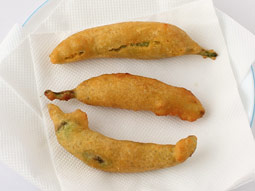 मिर्ची के पकोड़े (मिर्ची वड़ा) - Mirch Pakora Recipe In Hindi - Mirchi ...